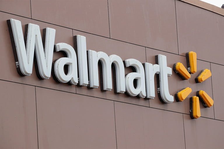 ¡Invasión de robots! Walmart desplegará miles de asistentes ...
