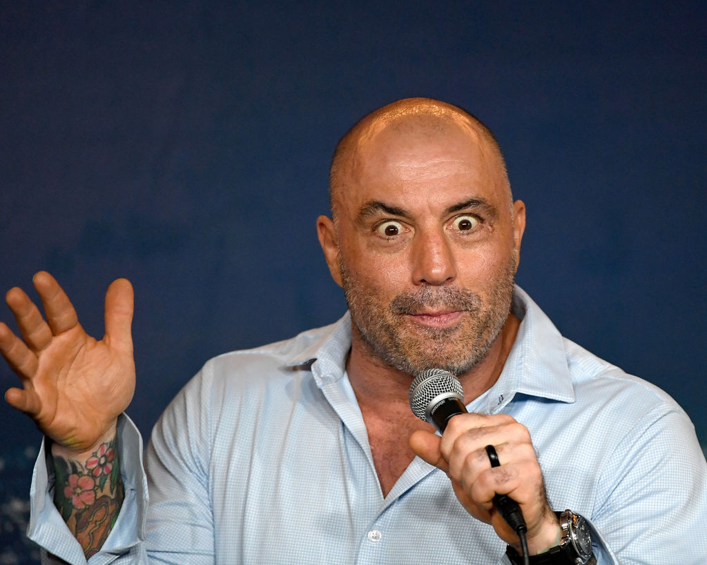 ¿Quién es Joe Rogan y por qué es tan popular su polémico podcast ...