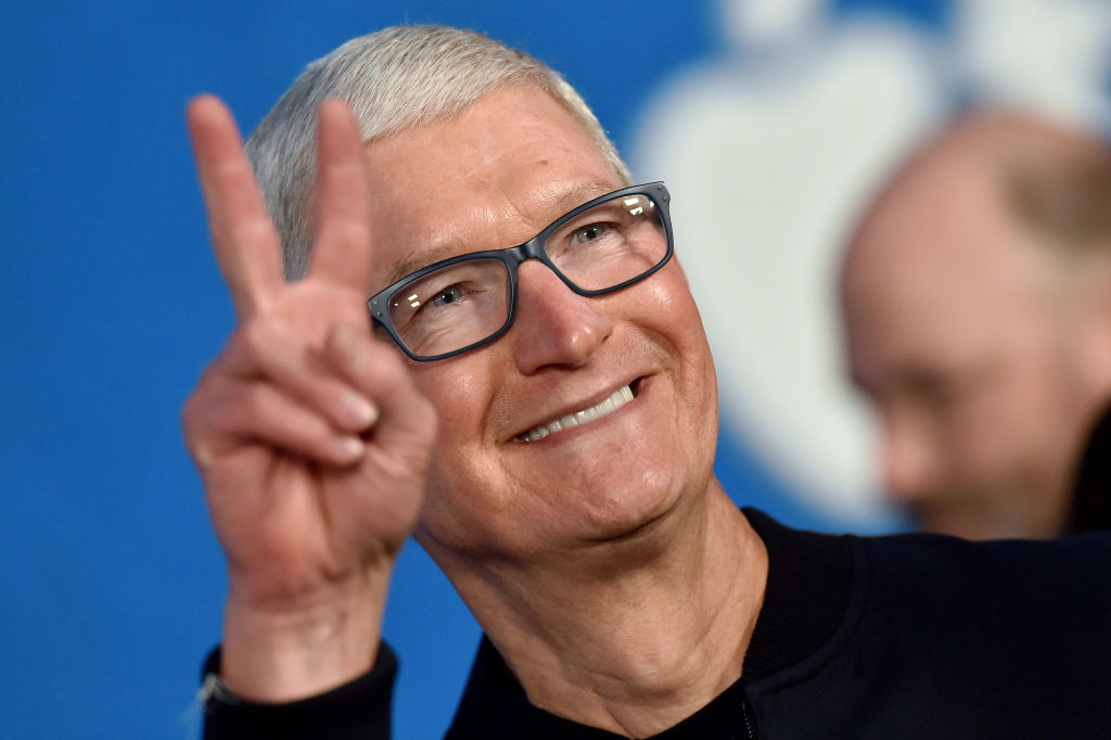 Tim Cook ganó casi 1,500 veces más que el empleado promedio de Apple ...